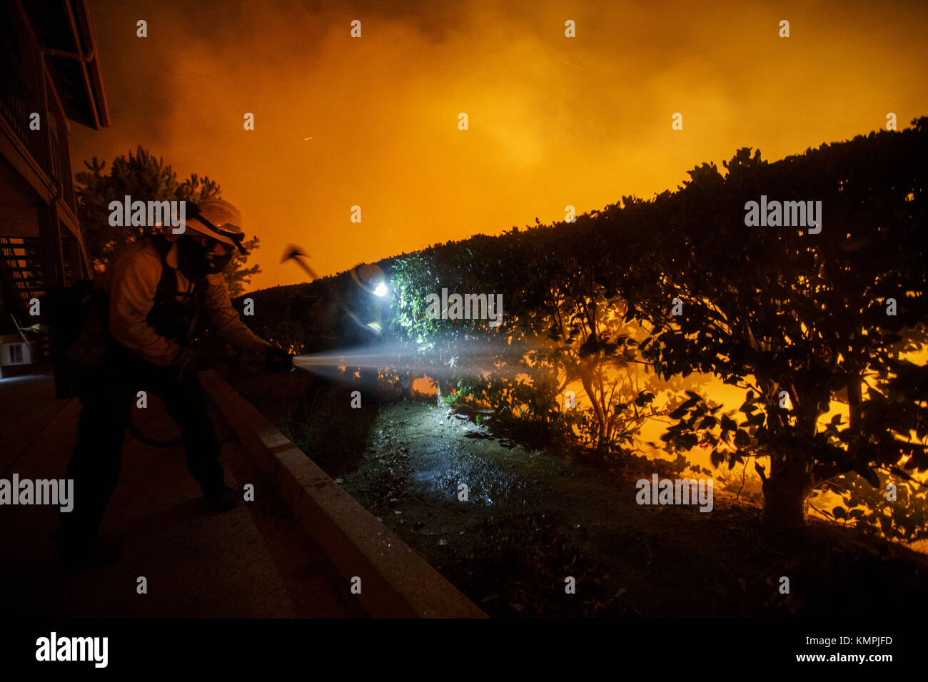 Bonsall, CA, USA. 7th Dec, 2017. Camp Pendleton firefighters battle to ...