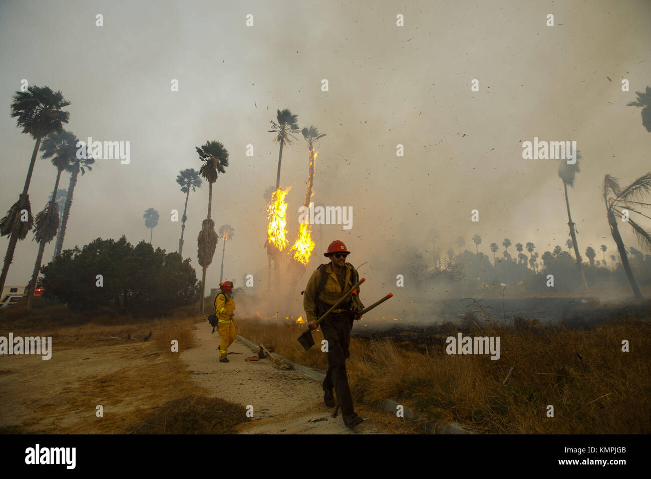 Bonsall, CA, USA. 7th Dec, 2017. Firefighters battle the wind-fanned ...