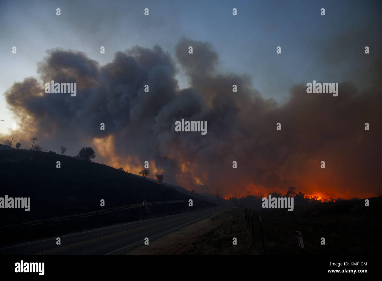Bonsall, CA, USA. 7th Dec, 2017. The Lilac Fire burns near West Lilac ...