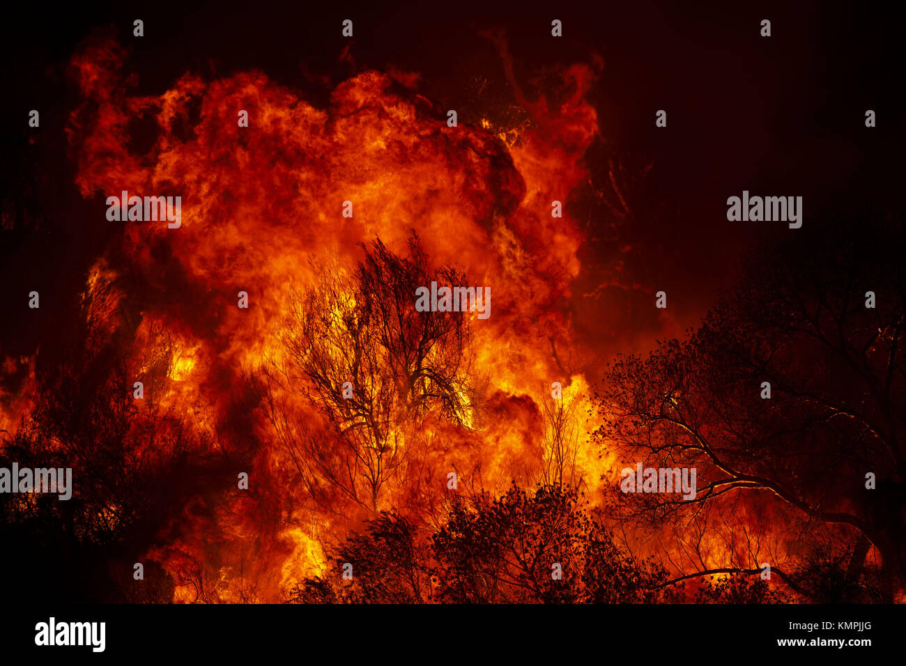 Bonsall, CA, USA. 7th Dec, 2017. Firefighters battle to save apartments ...