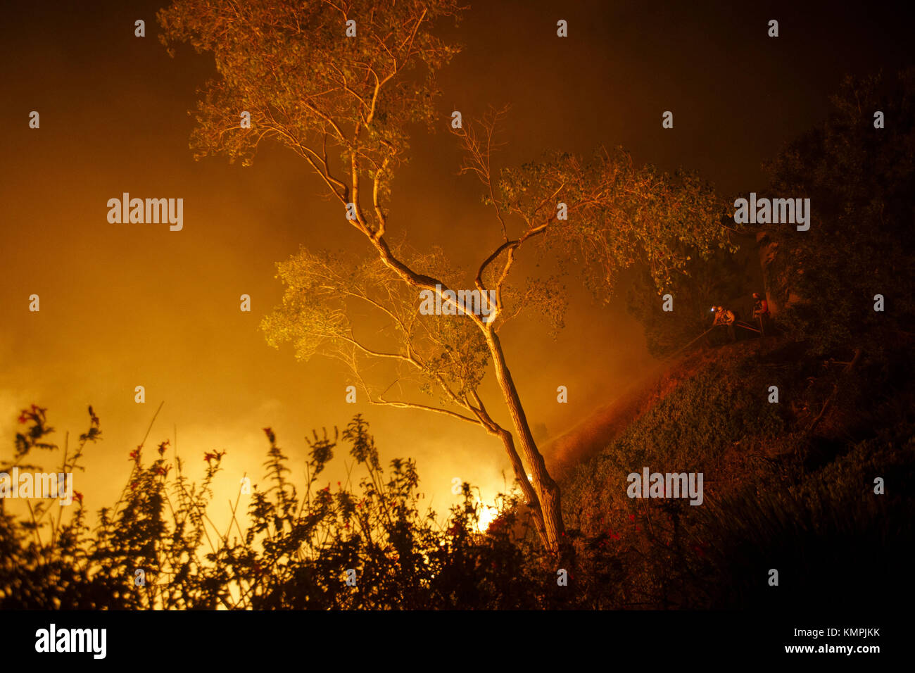 Bonsall, CA, USA. 7th Dec, 2017. Camp Pendleton firefighters battle to ...