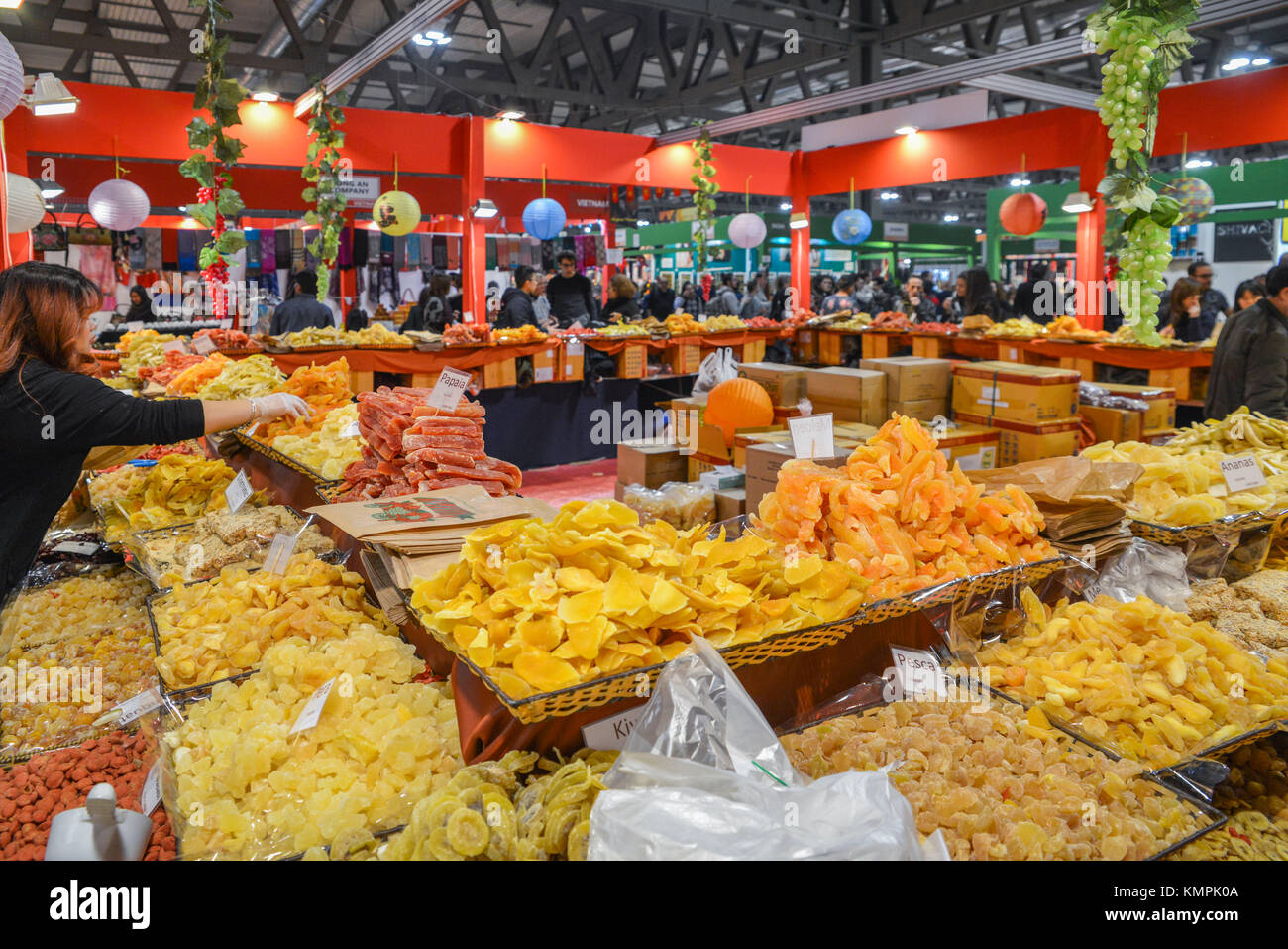 Milan, Italy. 08th Dec, 2017. An Asian dried fruit stall in the 2017 “L ...