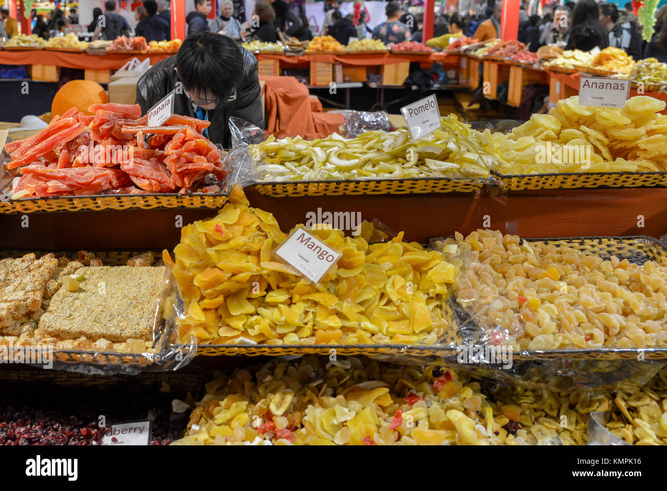 Milan, Italy. 08th Dec, 2017. An Asian dried fruit stall in the 2017 “L ...