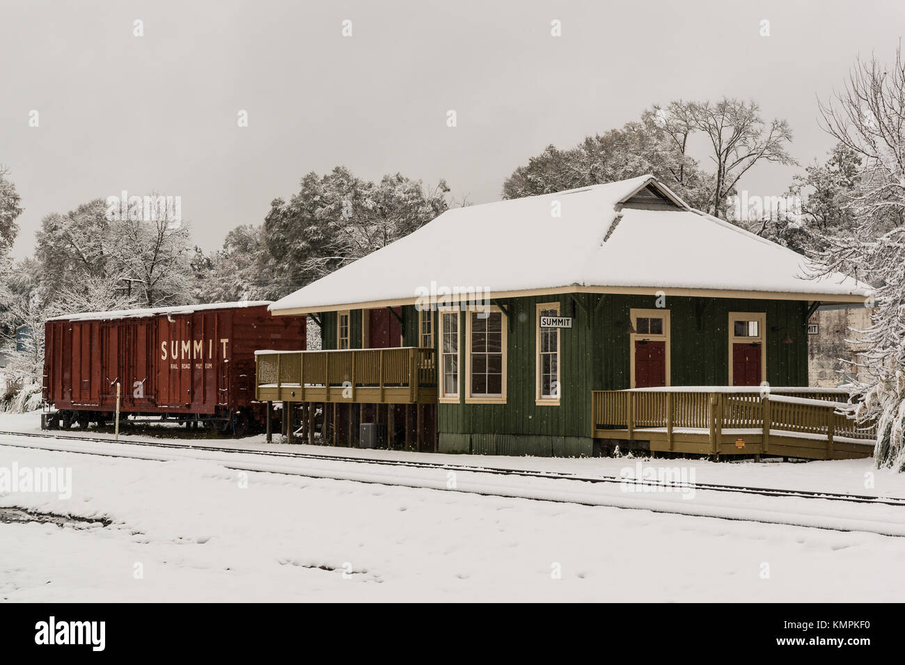 Summit, USA. 8th December 2017. Snow accumulates at the Summit Depot ...