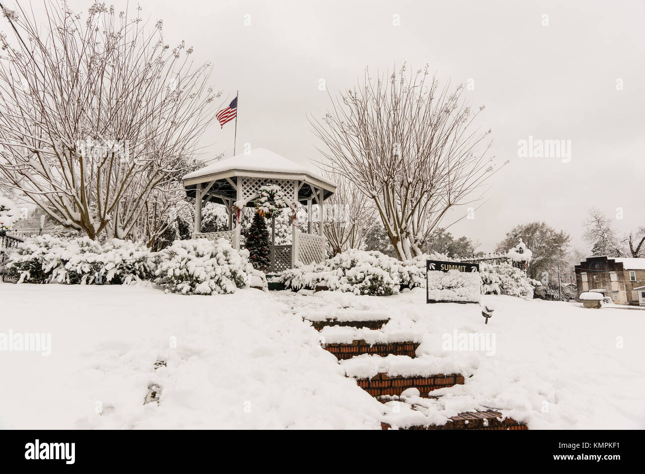 Summit, USA. 8th December 2017. Snow accumulates in downtown Summit ...
