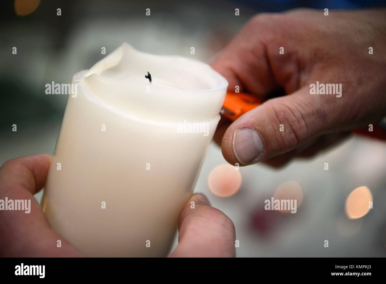 Stuttgart, Germany. 5th Dec, 2017. Candle tester Volker Albrecht cuts ...
