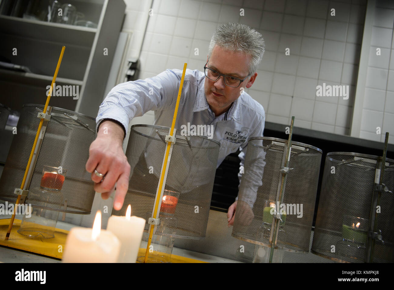 Stuttgart, Germany. 5th Dec, 2017. Candle tester Volker Albrecht points ...