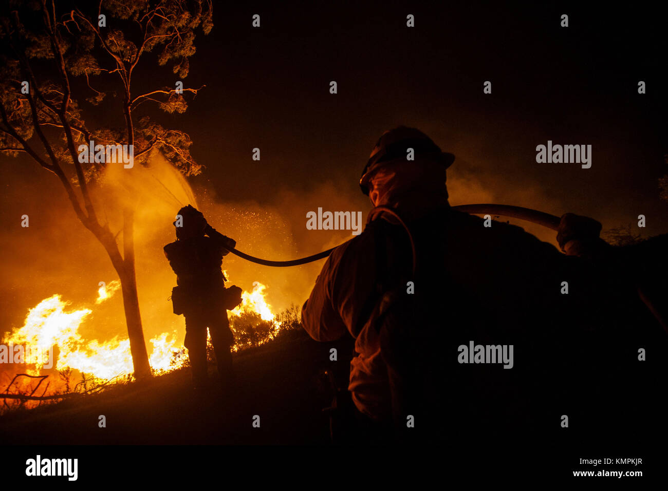 Bonsall, California, USA. 7th Dec, 2017. Vista firefighters battle to ...