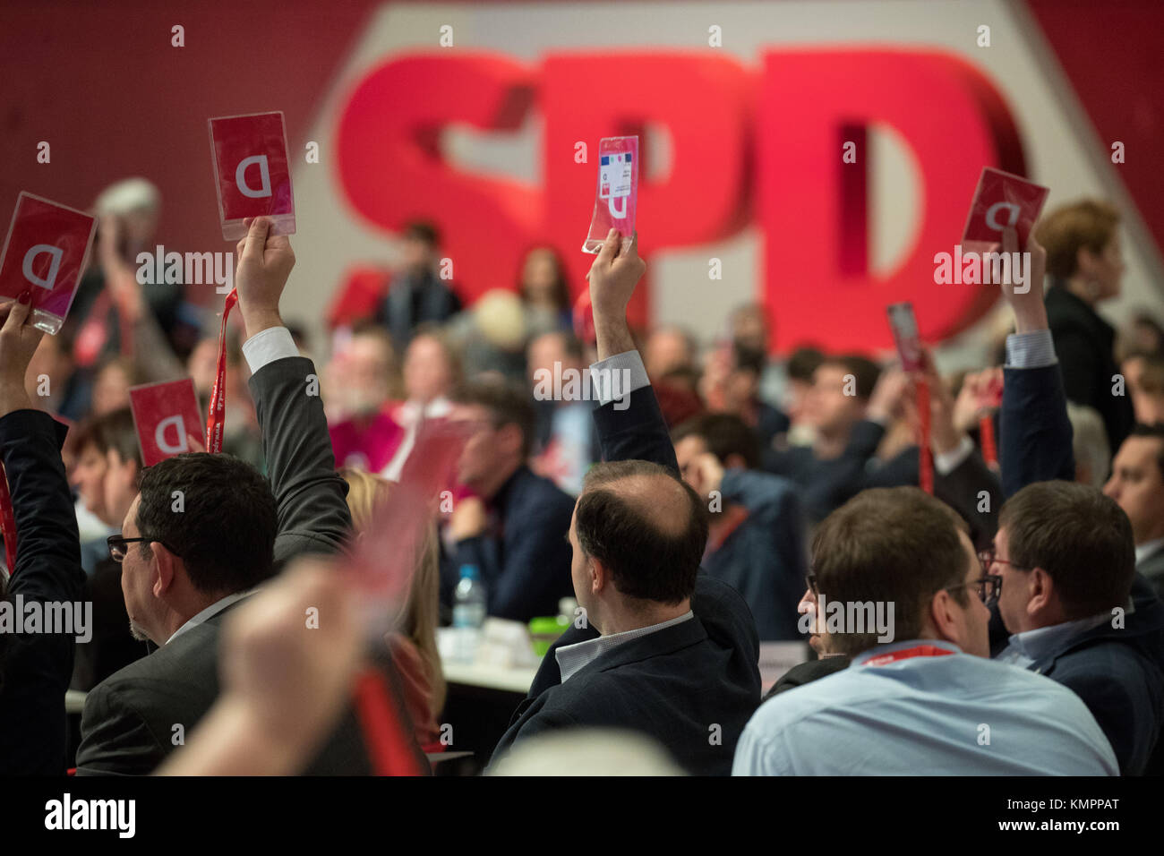 Berlin, Germany. 9th Dec, 2017. Delegates hold up their voting cards at ...