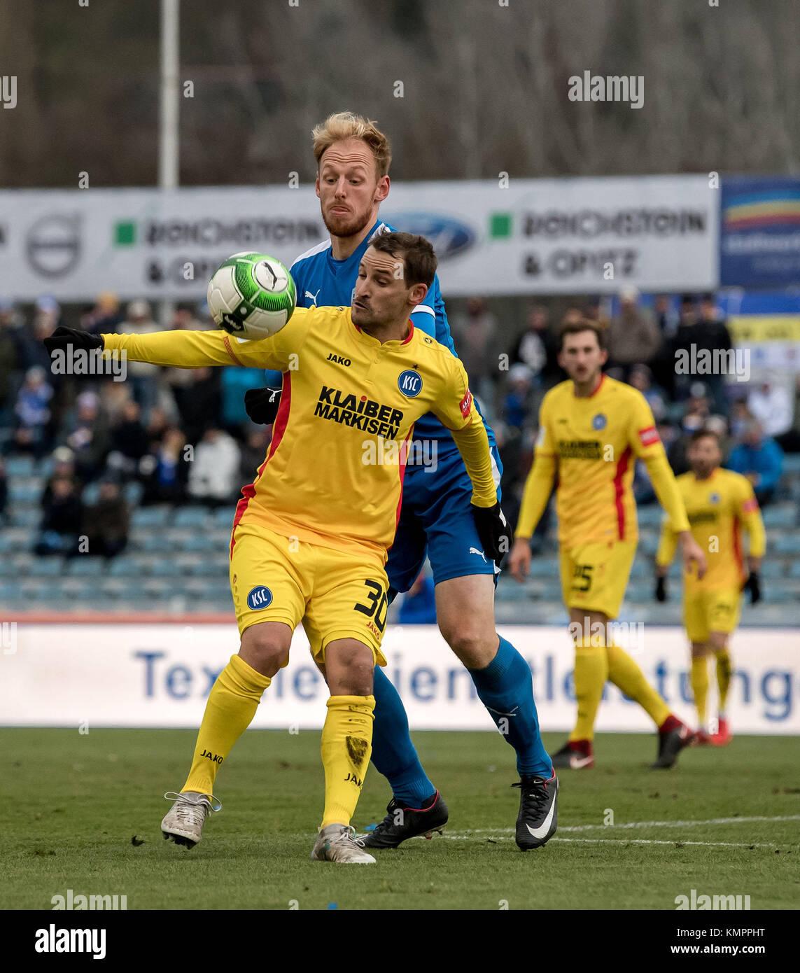 Karlsruhe, Deutschland. 09th Dec, 2017. Anton Fink (KSC), Justin ...