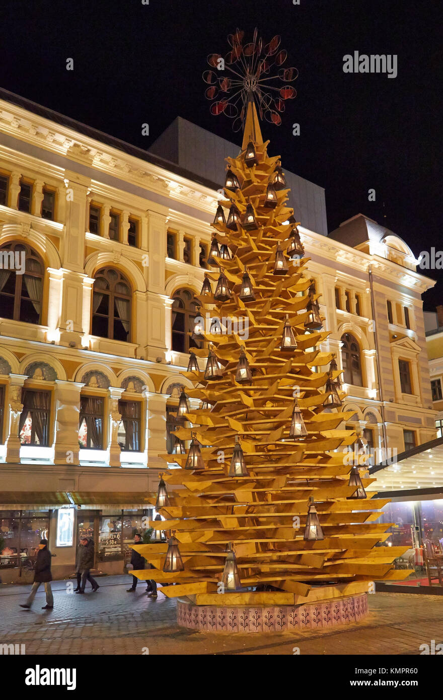 Riga, Latvia. 8th Dec, 2017. Spectators gate at the different Christmas ...