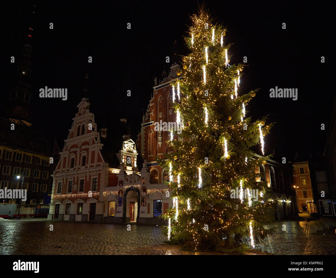 Riga, Latvia. 8th Dec, 2017. Spectators gate at the different Christmas ...