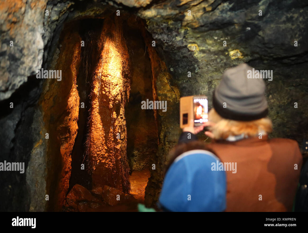 Saalfeld, Germany. 9th Dec, 2017. Visitors attend the 26th grotto ...