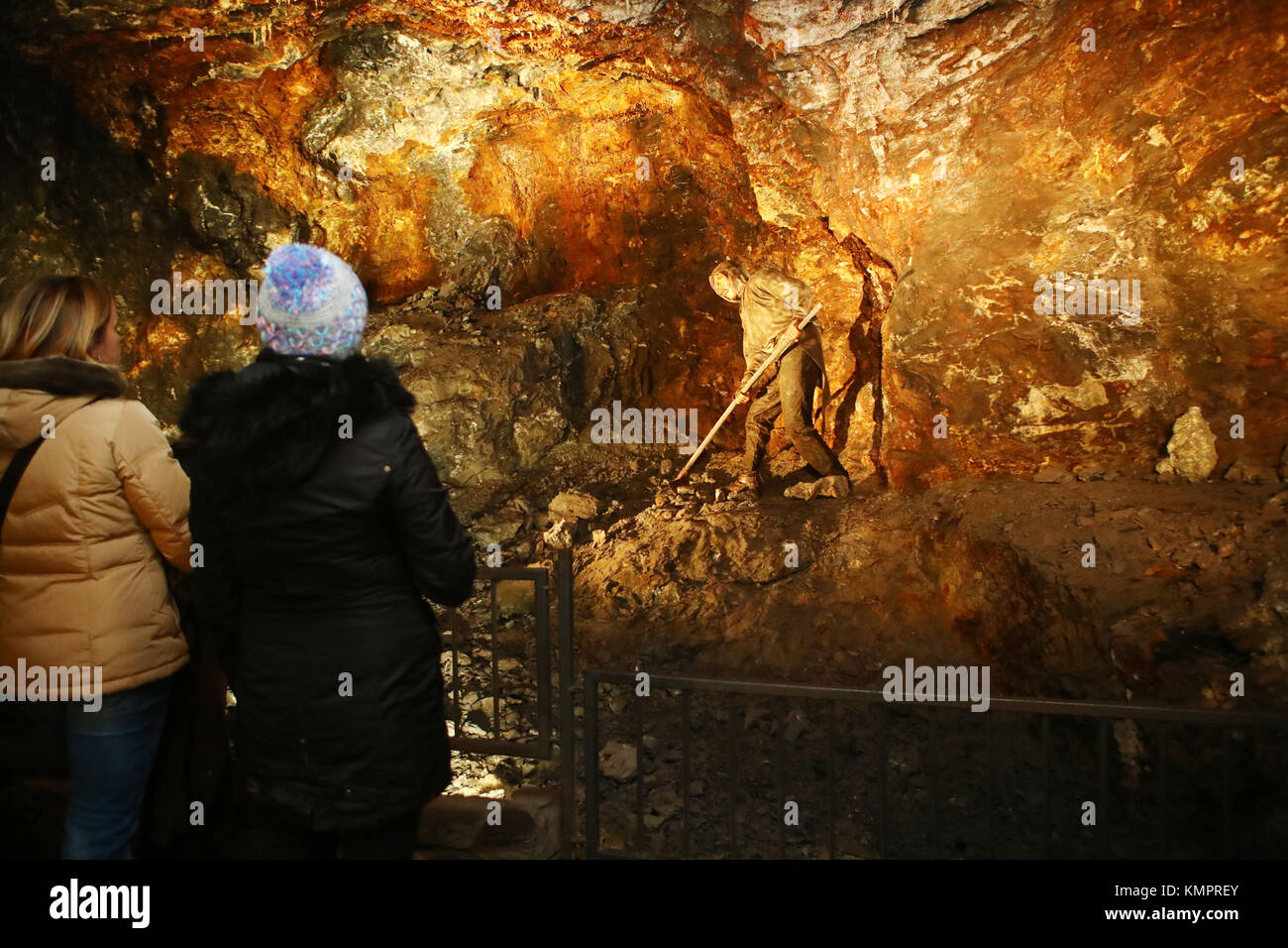 Saalfeld, Germany. 9th Dec, 2017. Visitors attend the 26th grotto ...