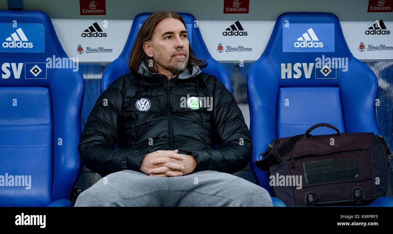 Hamburg, Germany. 9th Dec, 2017. Wolfburg coach Martin Schmidt watches ...