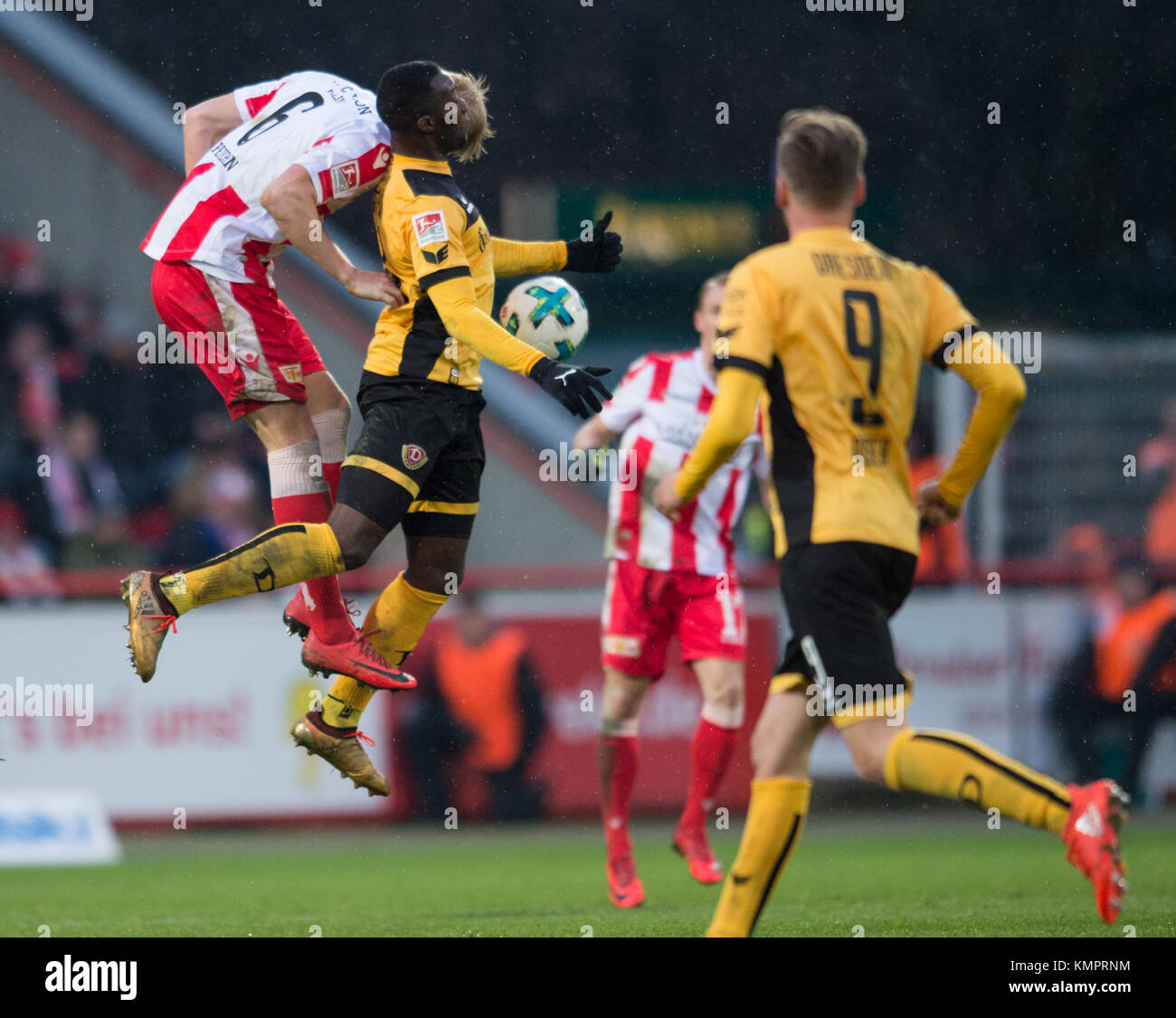 Berlin, Germany. 9th Dec, 2017. Dynamo Dresden's Erich Berko (C) and ...
