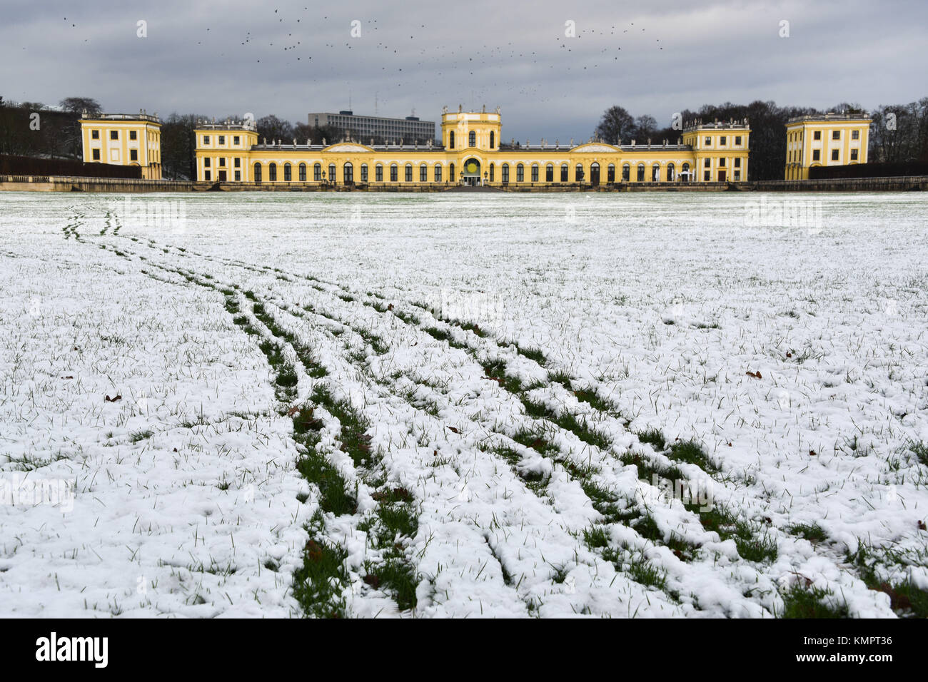 Kassel, Germany. 8th Dec, 2017. Tracks in the newly fallen snow in ...