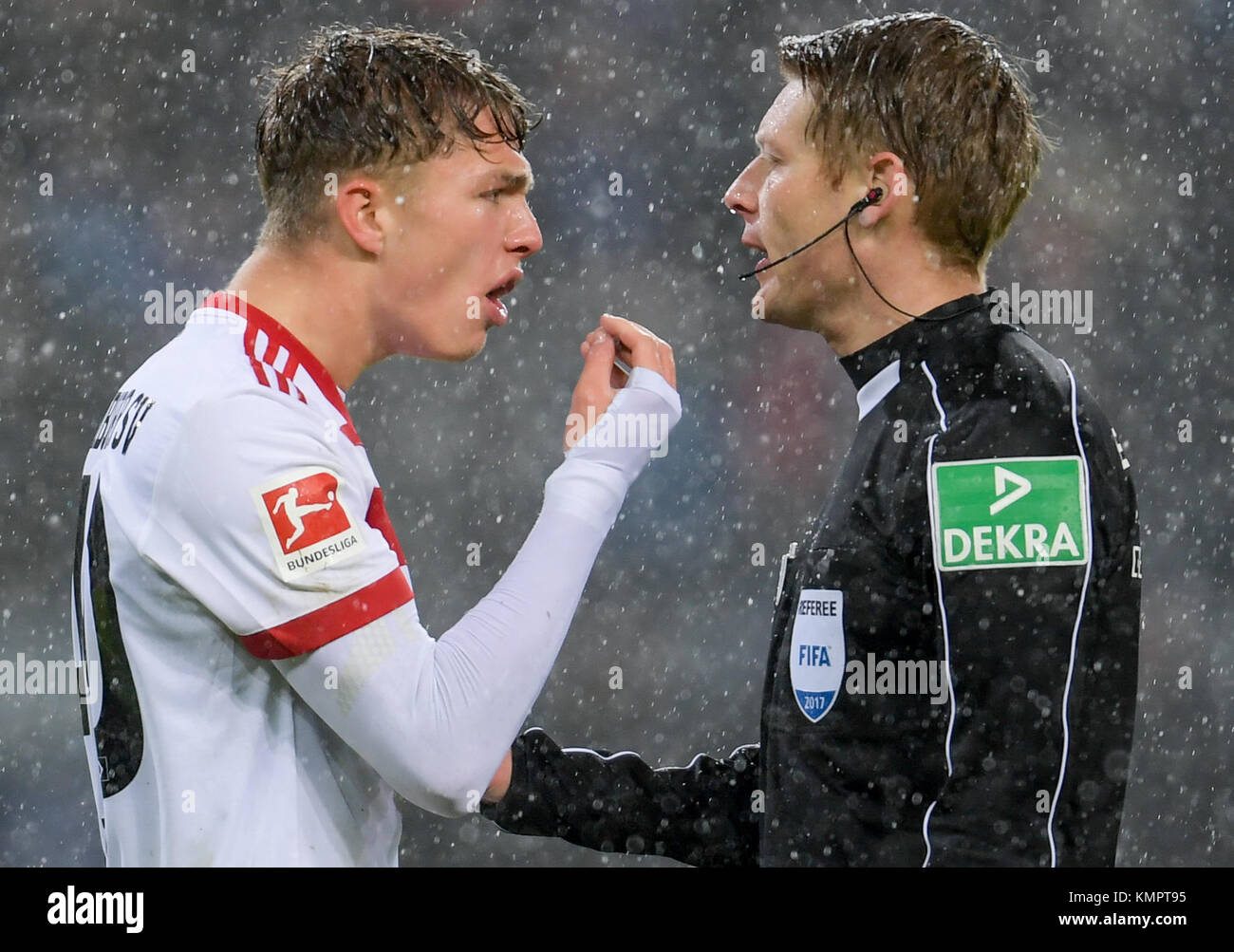 Hamburg, Germany. 9th Dec, 2017. Hamburg's Jan-Fiete Arp discusses with referee Christian ...