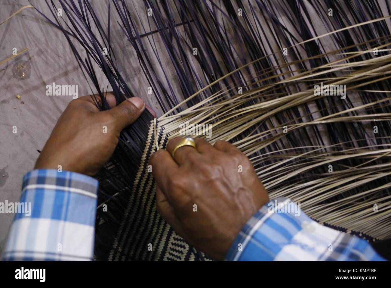 Dhaka, Bangladesh. 9th Dec, 2017. A craftsman gives a live ...