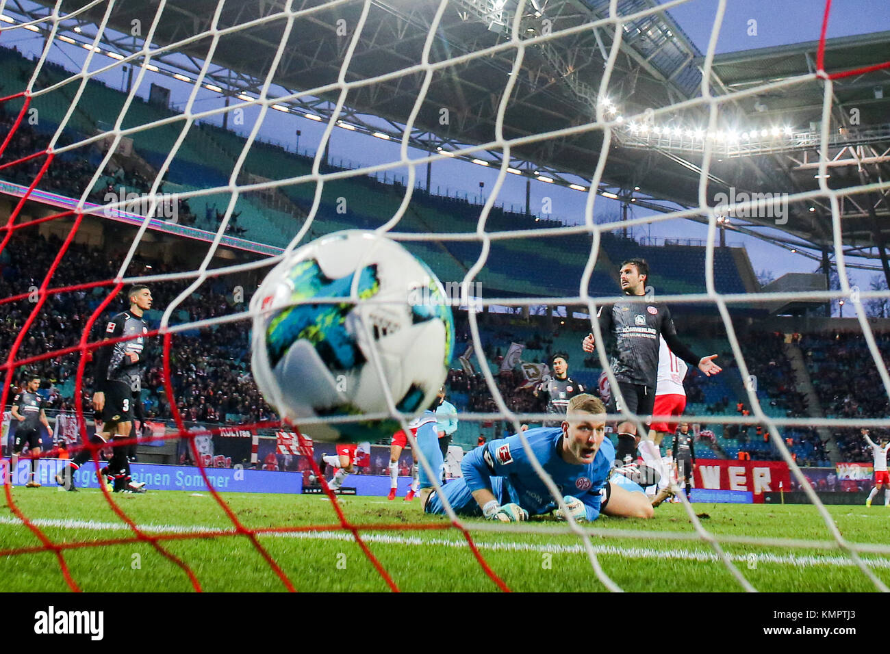 Leipzig, Germany. 9th Dec, 2017. Mainz's goalkeeper Robin Zentner looks at the ball that made ...