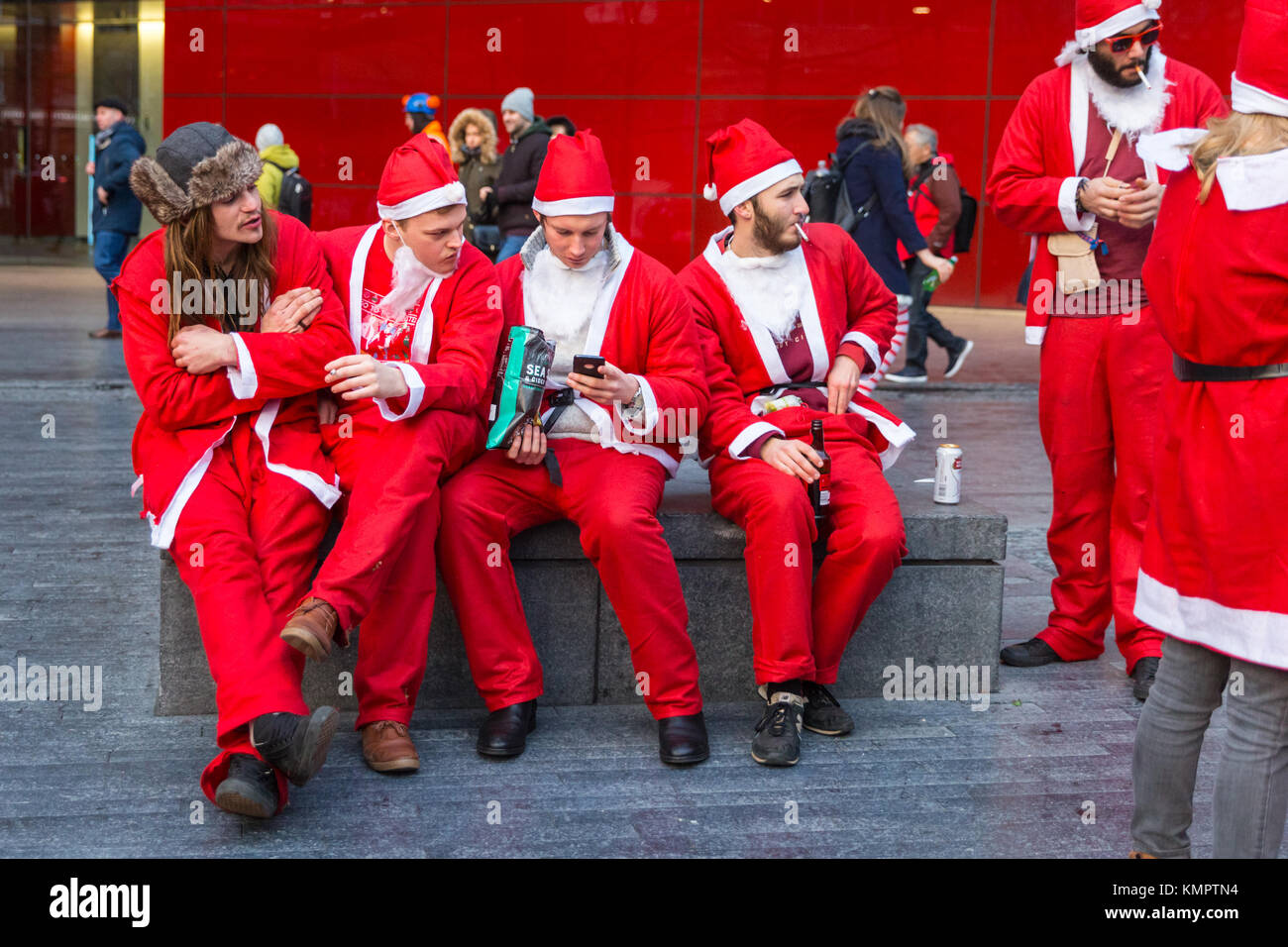 London Bridge, London, UK, 9th December 2017. Hundreds of Santas in ...