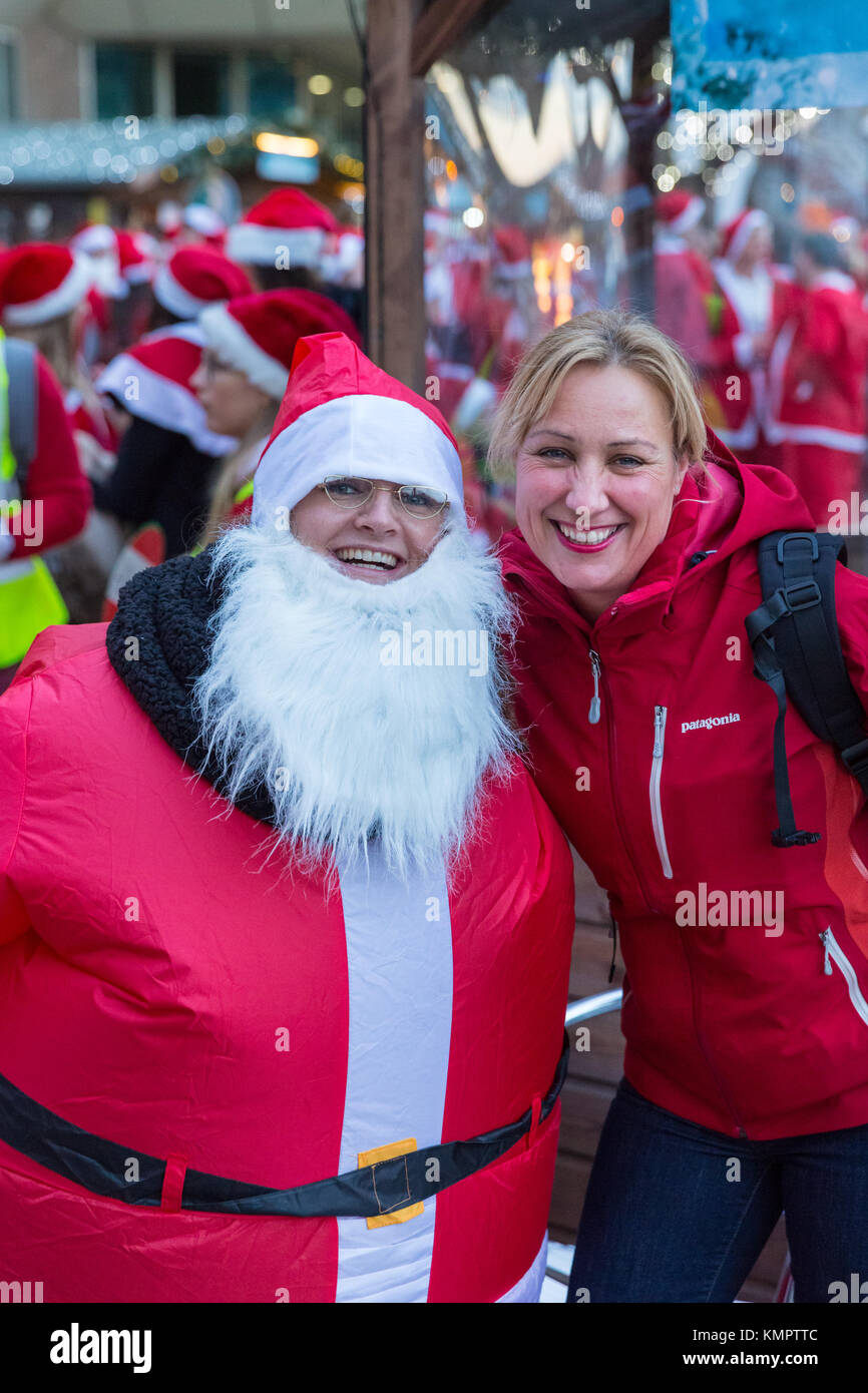London Bridge, London, UK, 9th December 2017. Hundreds of Santas in ...