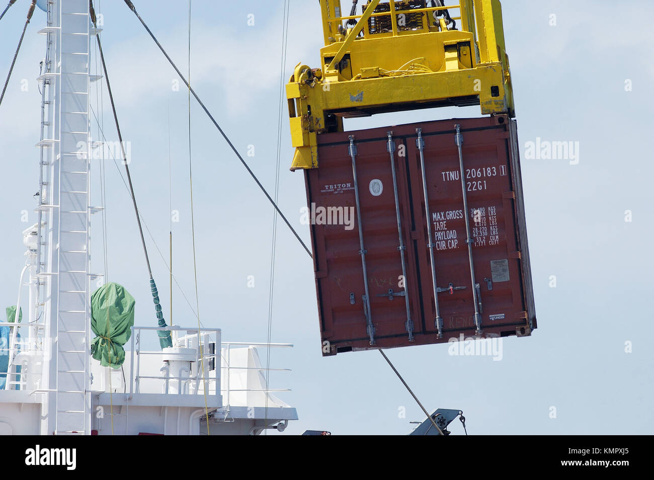 Loading containers on cargo ship Stock Photo - Alamy