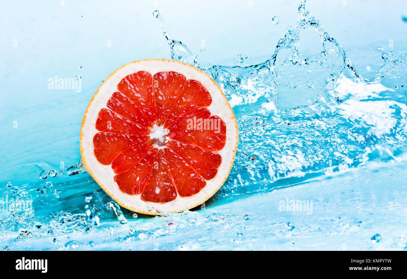fresh water splash on red grapefruit Stock Photo - Alamy