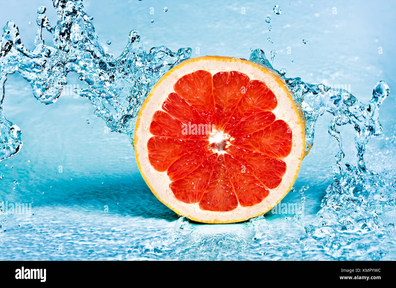 fresh water splash on red grapefruit Stock Photo - Alamy