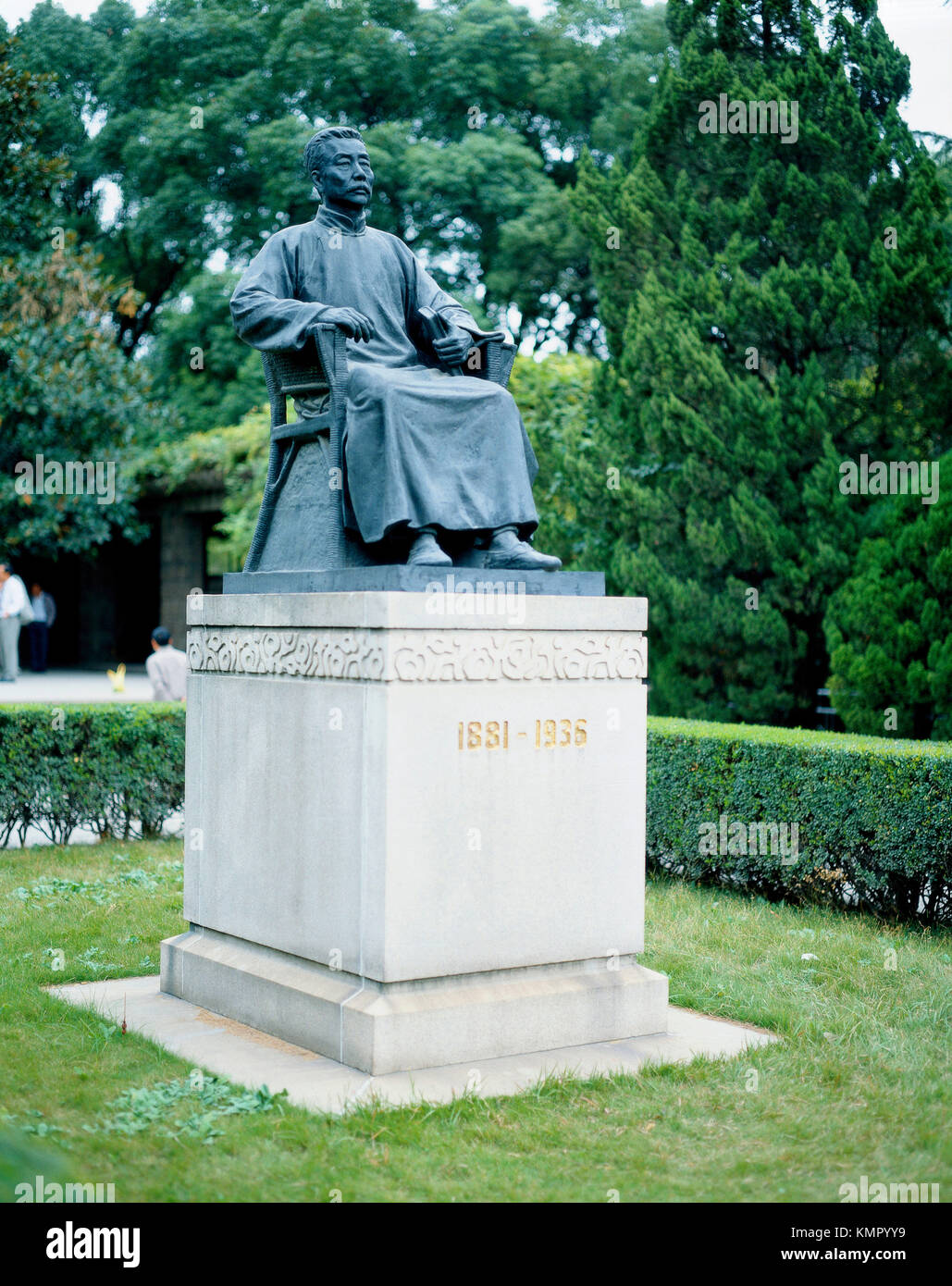 Lu xun statue hi-res stock photography and images - Alamy