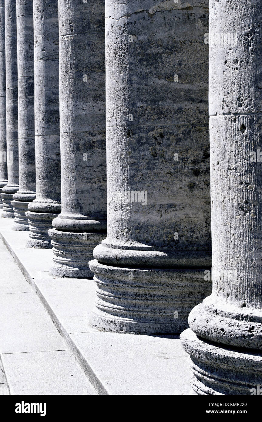 White portico pillars hi-res stock photography and images - Alamy
