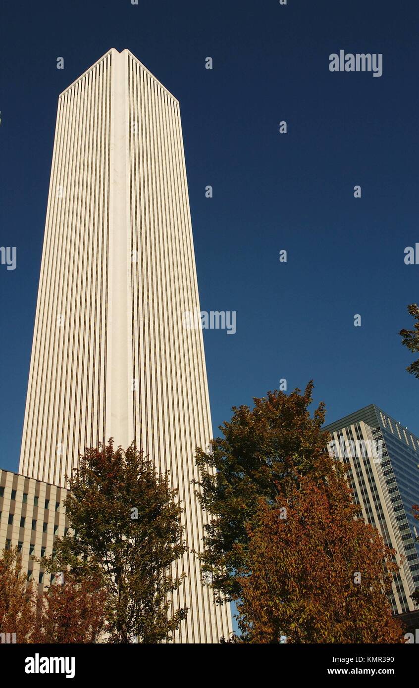 Modern office building of the company aon hi-res stock photography and ...
