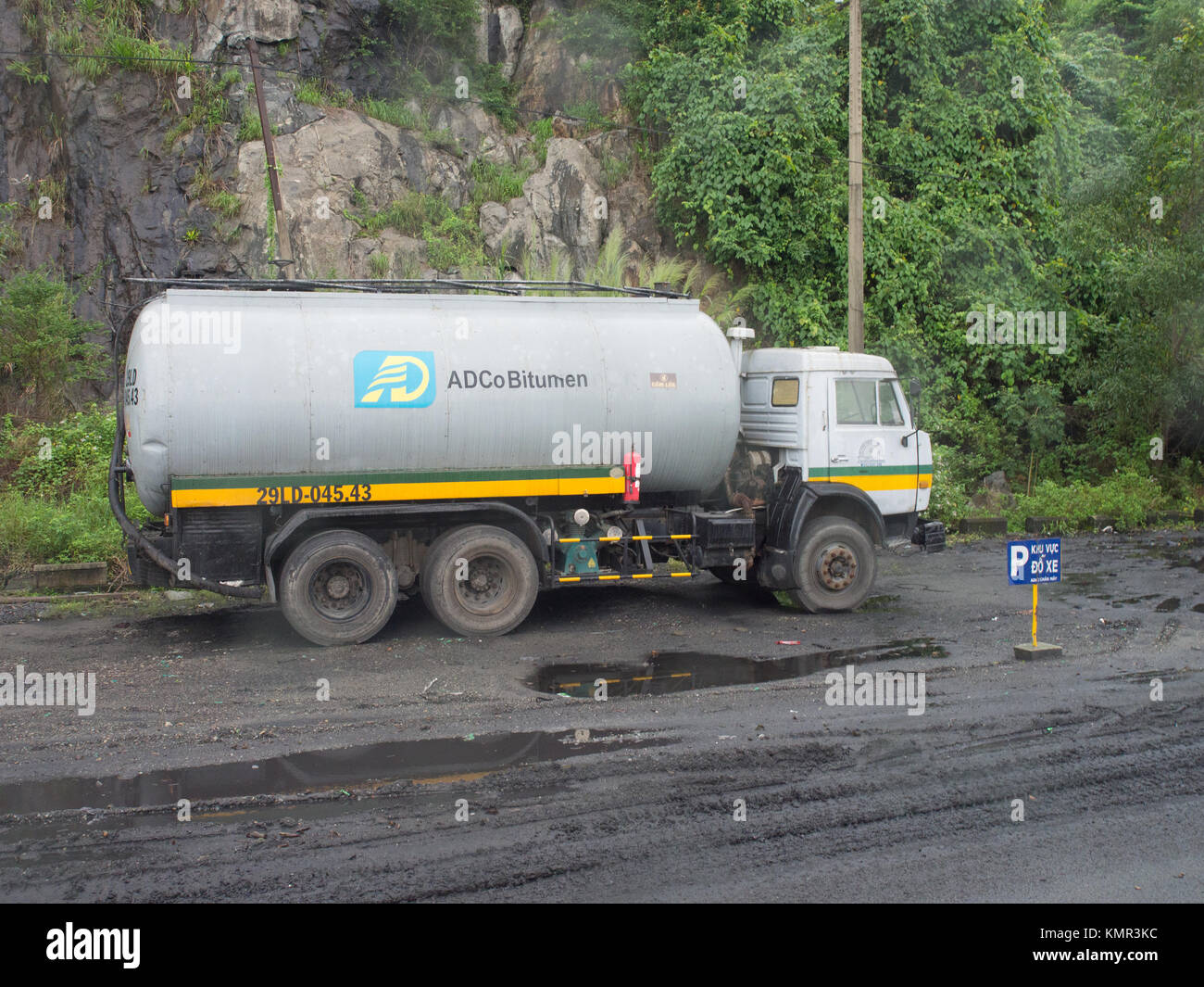 Bitumen tanker hi-res stock photography and images - Alamy