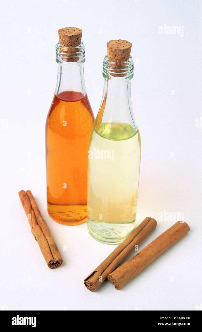 Essential oils and cinnamon Stock Photo - Alamy