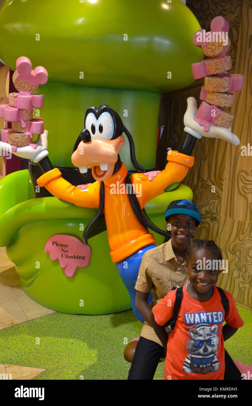 Posing with Disney Character Goofy at the Orlando International Airport ...