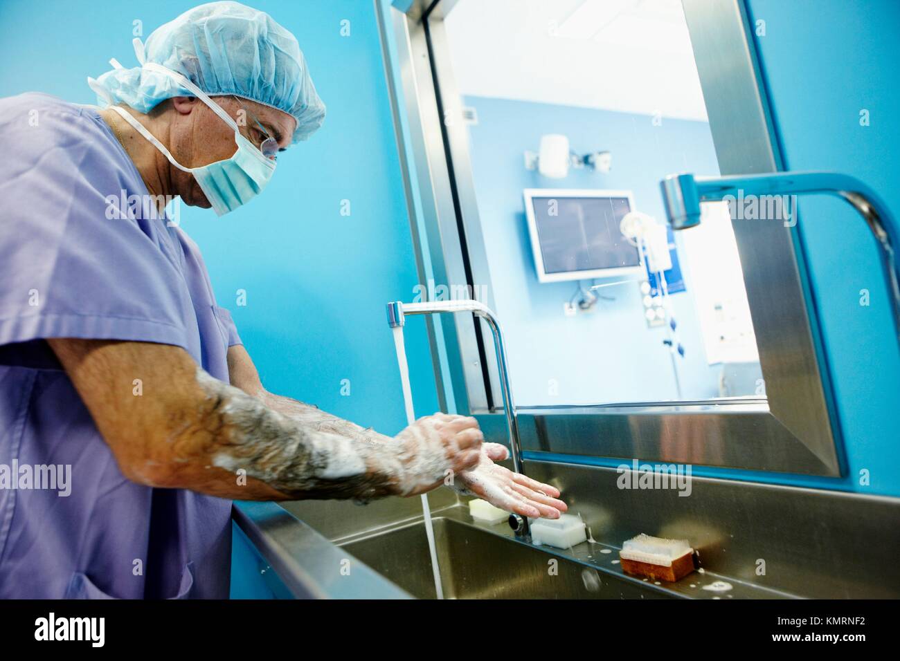 Male surgeon washing hi-res stock photography and images - Alamy