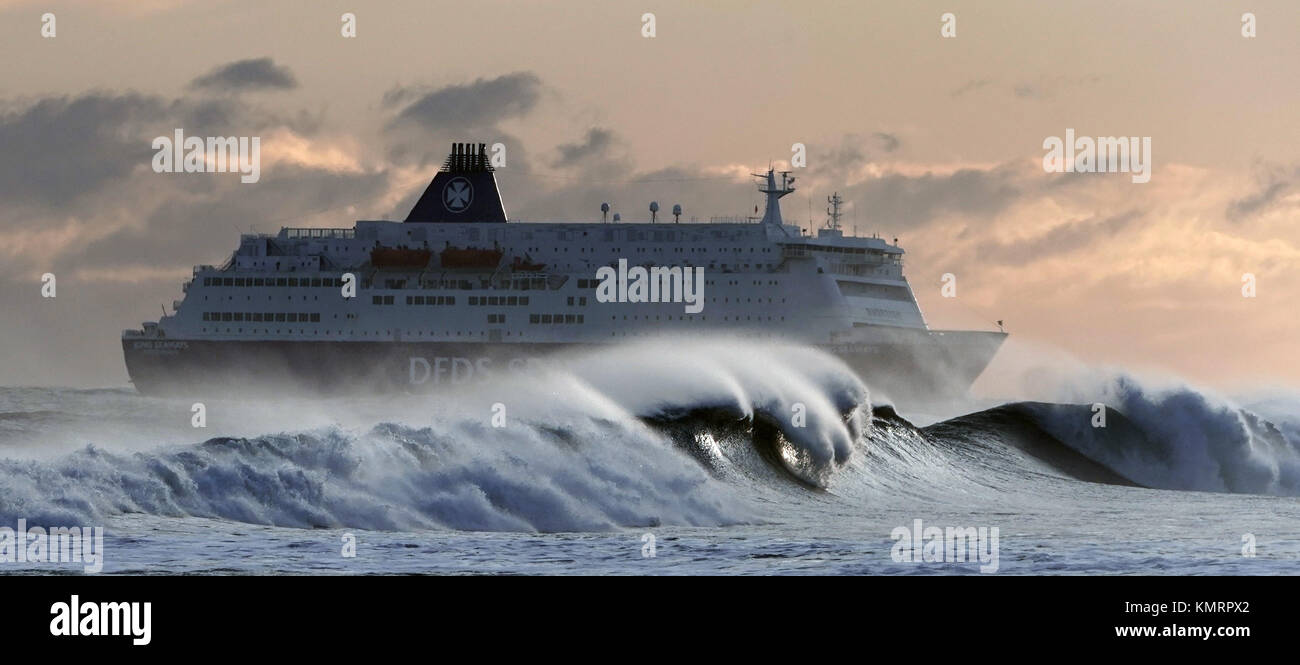 The DFDS King Seaways arrives at the mouth of the River Tyne in windy ...