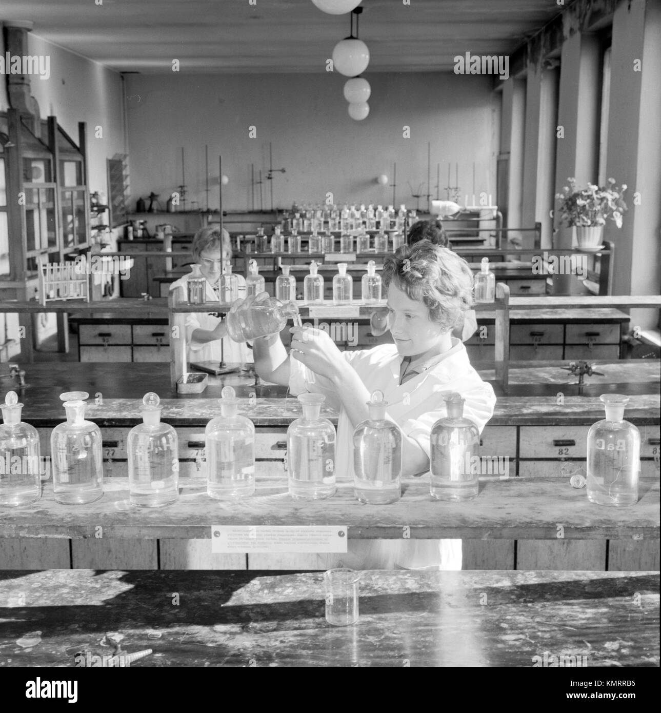 1960 laboratory hi-res stock photography and images - Alamy