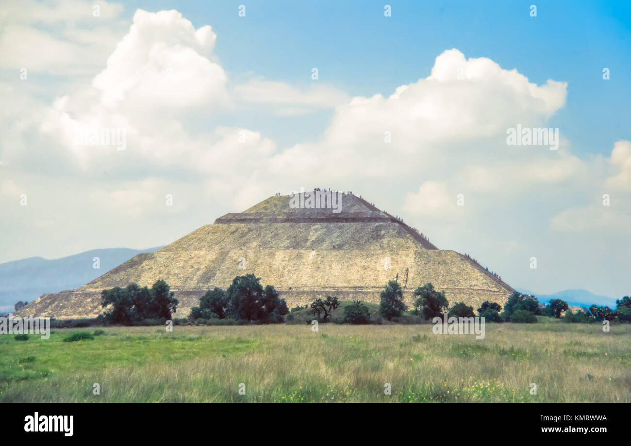Aztec pyramids hi-res stock photography and images - Alamy