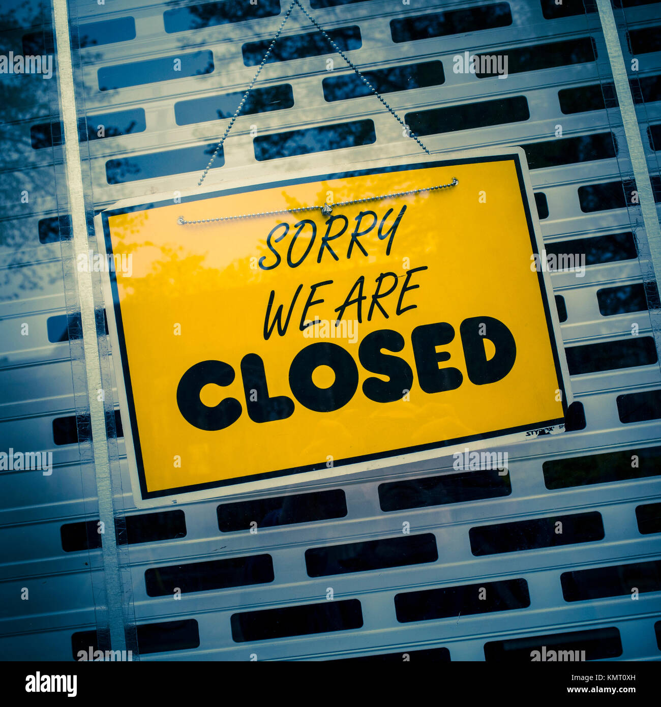 Sorry we are closed sign in shop window Stock Photo - Alamy