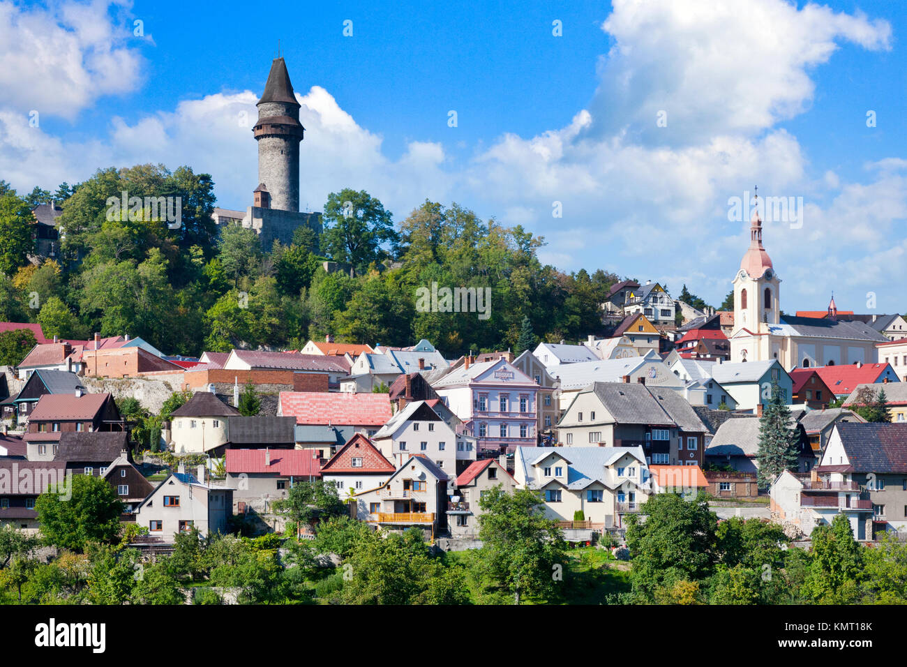 Hrad Štramberská trúba a město Štramberk, Morava, Česká republika ...