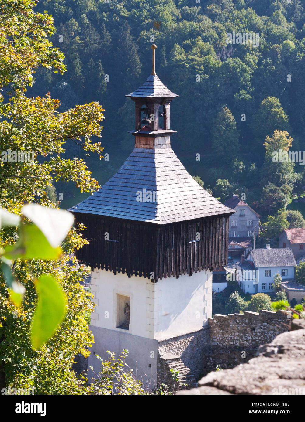 Hrad Štramberská trúba a město Štramberk, Morava, Česká republika ...