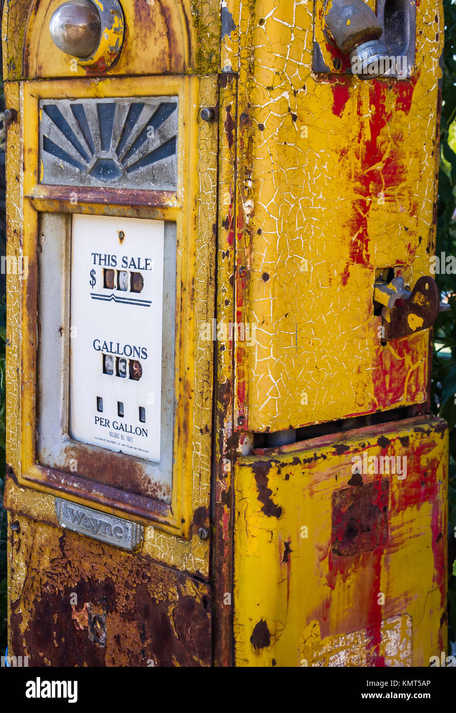Vintage gas station price sign hi-res stock photography and images - Alamy