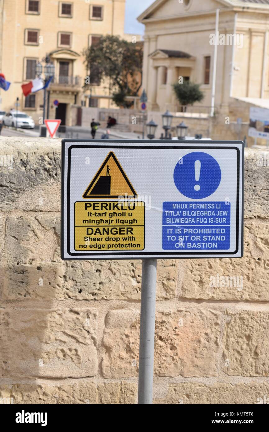 Warning of sheer drop sign Stock Photo - Alamy