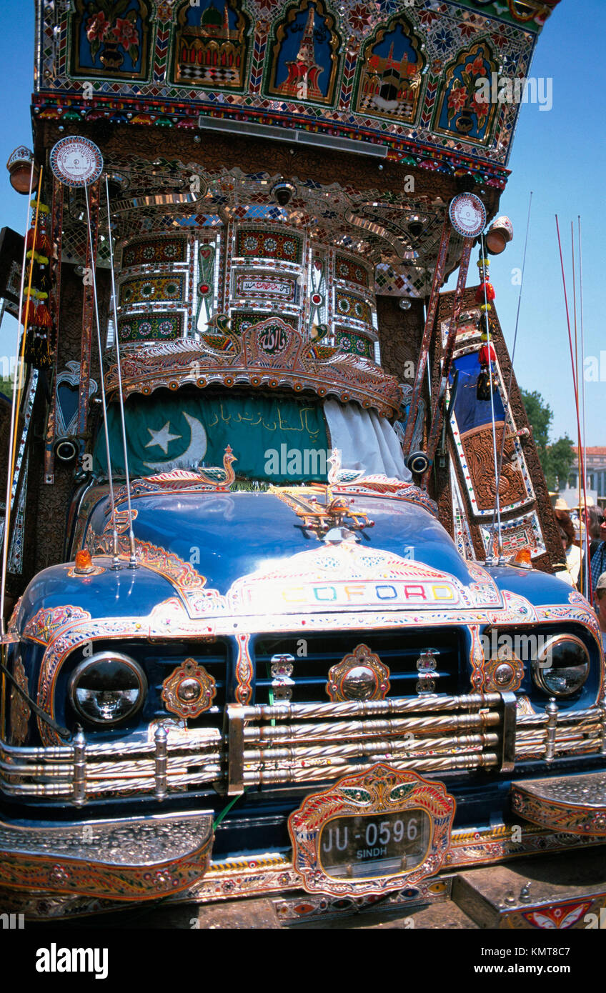Decorated Bus Pakistan High Resolution Stock Photography and Images - Alamy