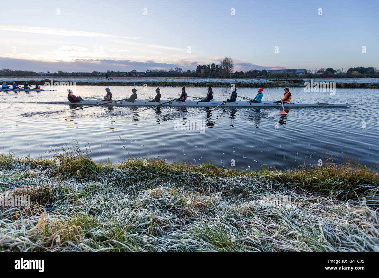 CAMBRIDGE UNIVERSITY STUDENTS ROWING ON THE RIVER CAM IN CAMBRIDGE ...