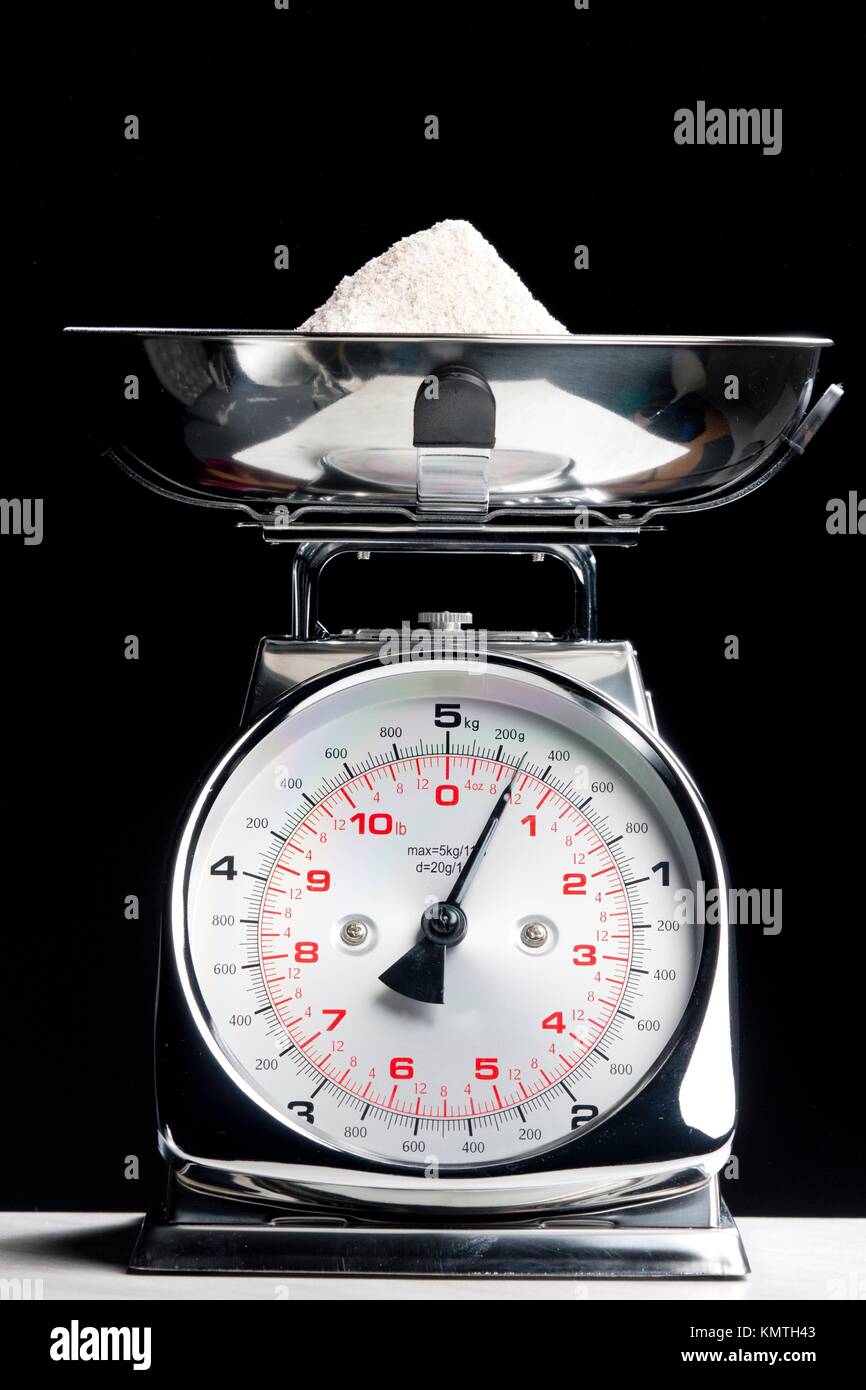 Balance scale flour hi-res stock photography and images - Alamy