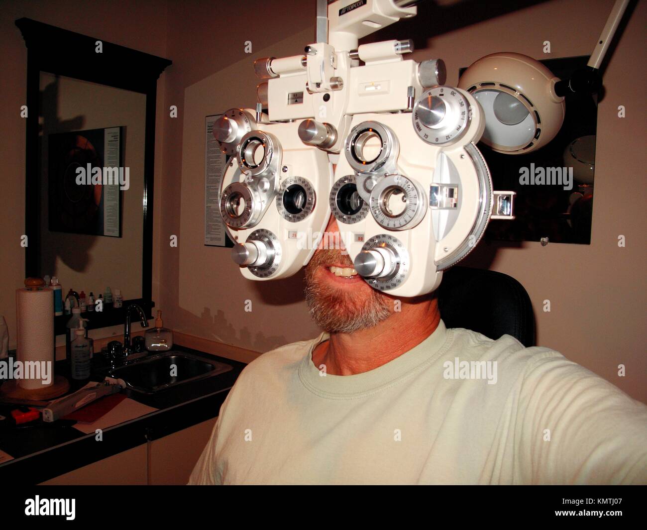 Eye testing machine hi-res stock photography and images - Alamy