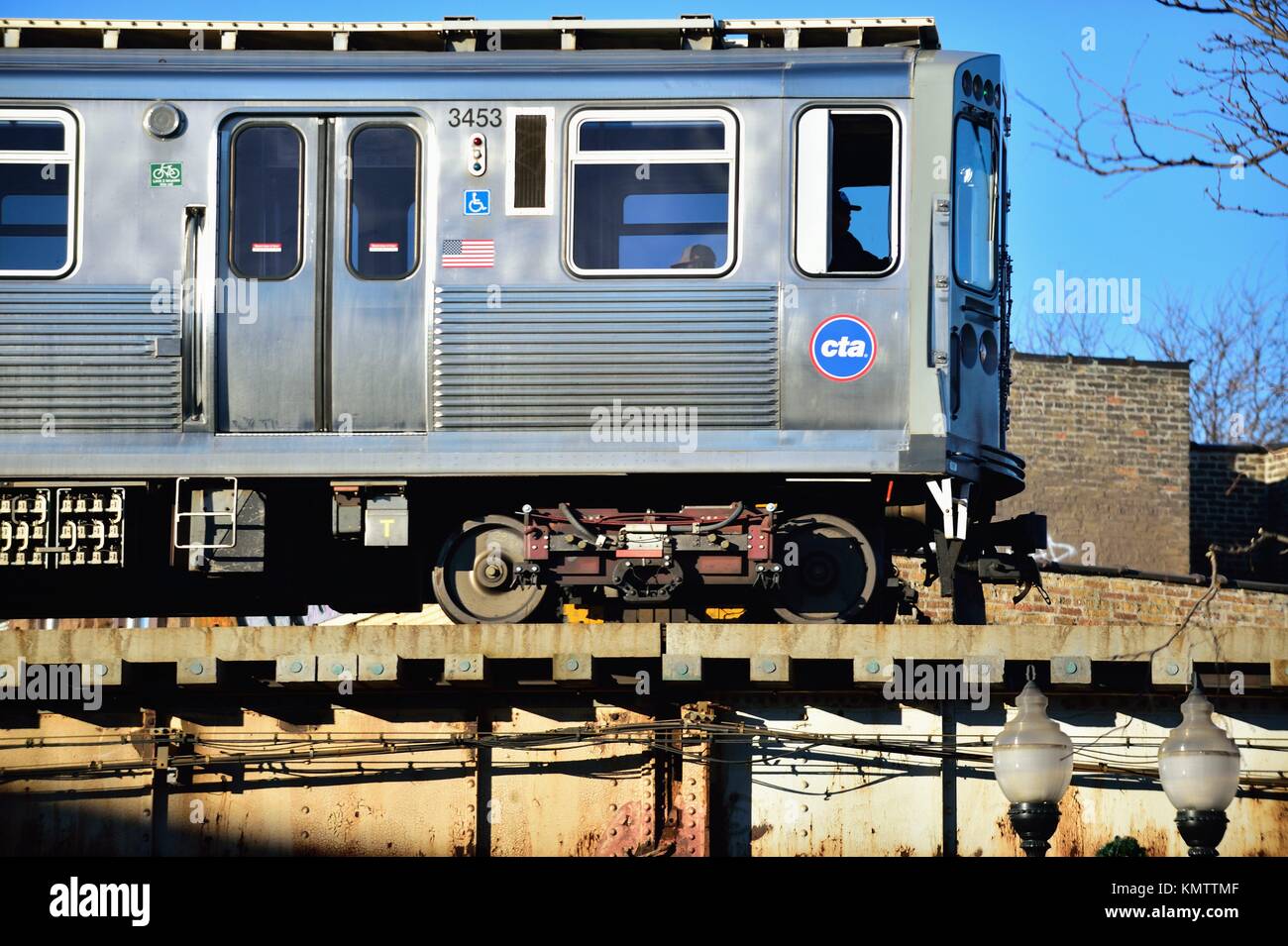 A CTA Brown Line rapid transit train slicing through Chicago's Lincoln ...