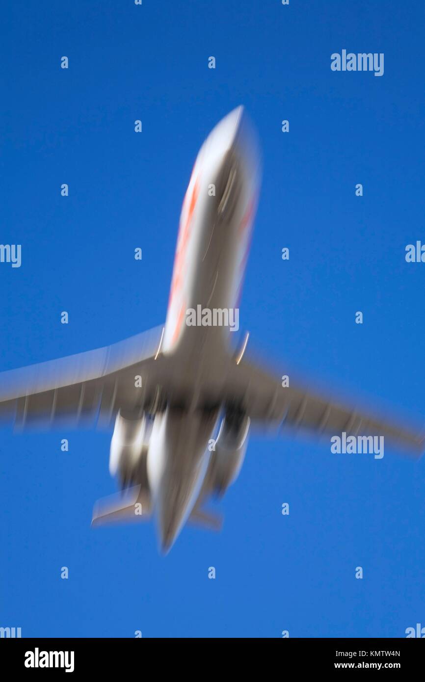 Airplane vertical flight hi-res stock photography and images - Alamy